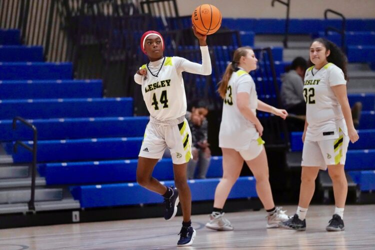 One-armed basketball player makes women’s D3 history | News, Sports ...